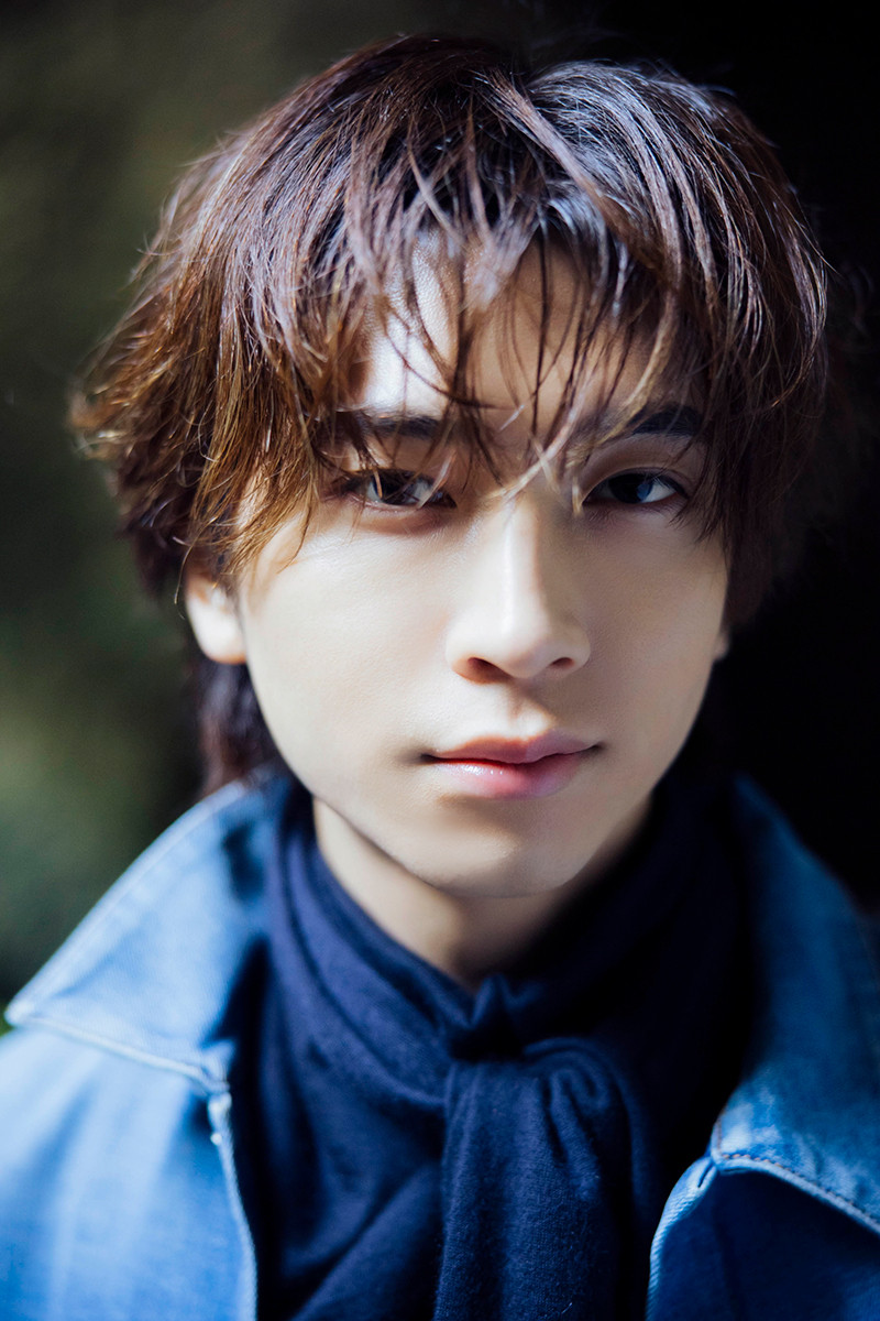 恐竜好き俳優・庄司浩平、“憧れの聖地”で撮影「本当に最高でした！」 美麗カット満載の4月始まりカレンダー発売決定 4枚目 | ニュース画像 | Deview-デビュー