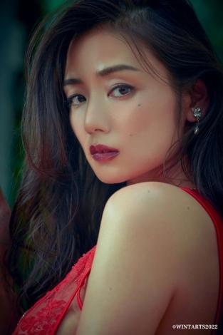 身長170cmの美ボディ・片山萌美、自身初プロデュースの写真集発売に先駆け写真展開催 | ニュース | Deview-デビュー