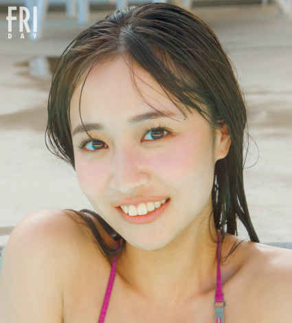 グラビア界のニューヒロイン・溝端葵、デビュー半年で『FRIDAY』表紙＆巻頭9ページ抜擢 キュートな笑顔と抜群の美ボディで快進撃 | ニュース | Deview-デビュー