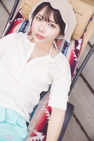 “日本一だらしない”キャンプ女子・たにりか、身長153cmのグラマラスボディを初デジタル写真集で公開 | ニュース | Deview-デビュー