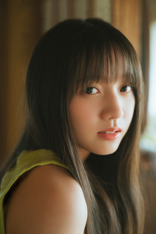 乃木坂46 6期生の海邉朱莉が「B.L.T.」でソロ初グラビアに挑戦、青空が広がる海辺で見せる、未来への灯り 2枚目 | ニュース画像 | Deview-デビュー