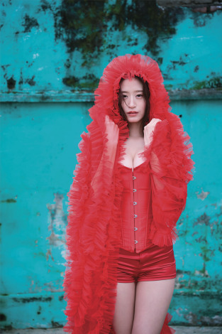 NMB48のグラビアエース・上西怜、美ボディ際立つ黄色いワンピの表紙画像公開 セカンド写真集『私らしさ』発売 4枚目 | ニュース画像 | Deview-デビュー