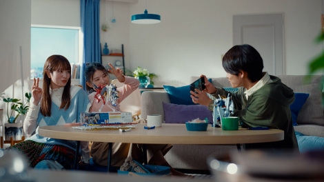 注目の若手俳優・出口夏希×横田真悠×黒川想矢が仲良くガンプラを選んで楽しむ、「ガンプラ45周年」新CMが9月25日よりTV放送開始 9枚目 | ニュース画像 | Deview-デビュー