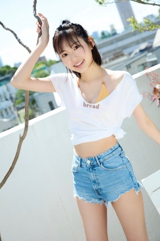 10頭身レースクイーン・八伏紗世、夏先取りのTシャツ＆デニム | ニュース | Deview-デビュー