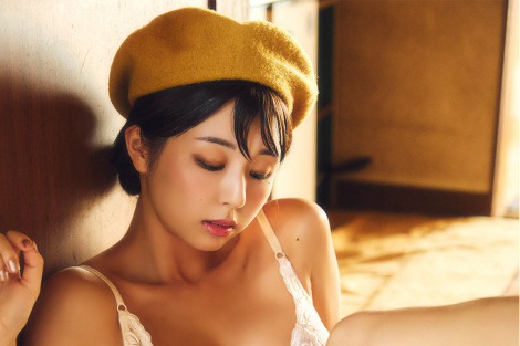 「SNSのフェチ天使」くりえみ、美ボディくっきりのセーターで昭和レトロ漫画美少女に変身 2枚目 | ニュース画像 | Deview-デビュー