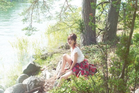長濱ねる「早く私も飛び込みたい！」フィンランドの水辺での美脚ショット、2nd写真集先行カット第2弾解禁 | ニュース | Deview-デビュー