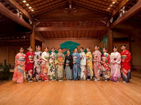 ミス日本コンテスト2026ファイナリスト、能楽堂で面をつける特別体験 能楽シテ方宝生流 関直美先生による講義 | ニュース画像 | Deview-デビュー