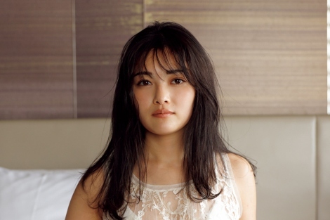 井上咲楽、黒髪で艶感溢れる大人の表情 『週刊FLASH』に初表紙＆巻頭グラビア10ページで登場 | ニュース | Deview-デビュー