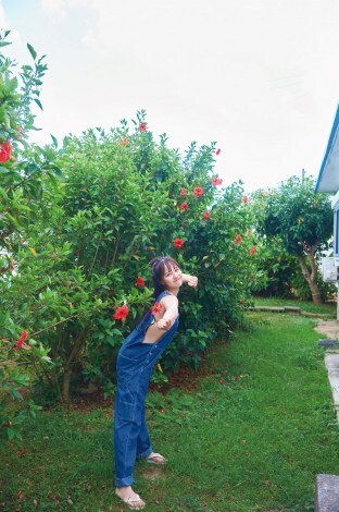 『めざまし』イマドキガール・麻丘真央（22/7）、1stソロ写真集より“晴れやかで爽やか”な先行カット第2弾公開 2枚目 | ニュース画像 | Deview-デビュー