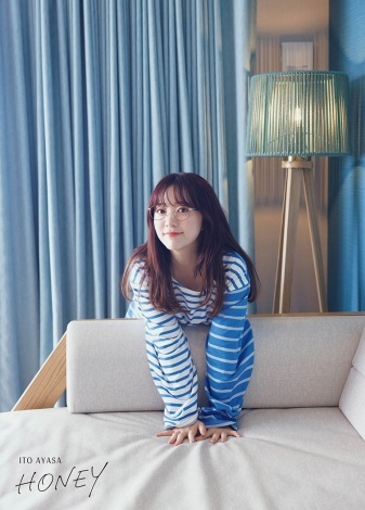 アニメ『もういっぽん！』主演声優・伊藤彩沙、2nd写真集『HONEY』発売「私自身“写真集オタク”なので、皆さんに自信をもってお届けします」 11枚目 | ニュース画像 | Deview-デビュー