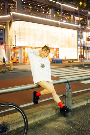 身長145cmの#ババババンビ・岸みゆ、夜ロケ撮影のしっとり大人グラビア「初めて尽くしの岸みゆを見て」 5枚目 | ニュース画像 | Deview-デビュー