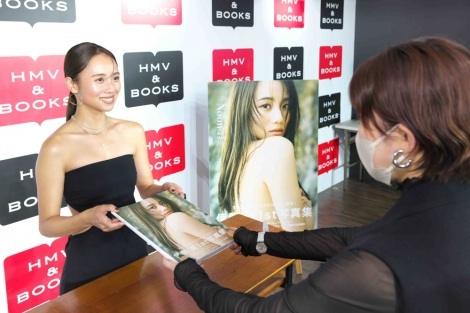 SNS総フォロワー100万超えのモデル・クリエイター伊原 葵、初写真集『Noon』発売イベントにファン多数「写真集2作目は30歳の記念に出せたらいいですね」 3枚目 | ニュース画像 ...