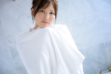 身長149cmのミニマムグラマー・成瀬かのん、“彼女感”あふれる柔らかボディを披露「つい下からみたくなるような衣装も」 11枚目 | ニュース画像 | Deview-デビュー