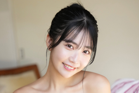 #2i2・天羽希純、アイドル憧れの『BOMB』表紙・グラビア登場 変わった形の衣装に「色々盛れました」 | ニュース | Deview-デビュー