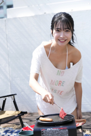 #2i2・天羽希純、アイドル憧れの『BOMB』表紙・グラビア登場 変わった形の衣装に「色々盛れました」 2枚目 | ニュース画像 | Deview-デビュー