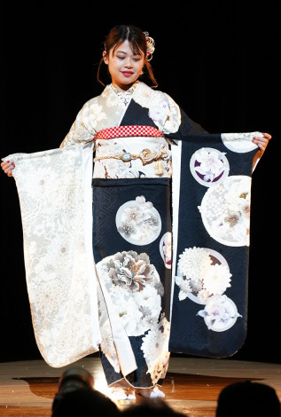 日本一キラキラした新入生を決めるコンテスト「フレアワ2025 supported by My振袖」 本戦ブロック進出者が振袖姿でランウェイ登場 3枚目 | ニュース画像 | Deview-デビュー