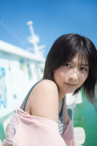 AKB48卒業から2年半、清水麻璃亜の1st写真集発売決定 お酒に酔った無防備な表情も収録 | ニュース | Deview-デビュー