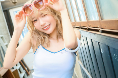 #2i2奥ゆい、金髪アジアギャルで派手めグラビア「テンションがすごく上がりました」 2枚目 | ニュース画像 | Deview-デビュー