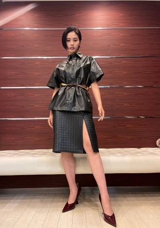 Z世代注目のクールビューティー・安斉星来、深めのスリットが入ったスカートで美脚披露 3枚目 | ニュース画像 | Deview-デビュー