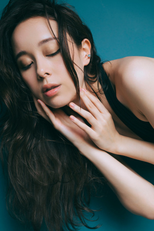 SNSフォロワー100万超えの佐藤ミケーラ倭子、大人びた表情で新境地を魅せる写真 | ニュース | Deview-デビュー