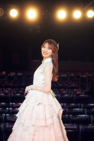 SKE48・菅原茉椰、台湾のホテルで撮影の大人美麗ショットを表紙に タイトルは「Oppotunity」に決定 2枚目 | ニュース画像 | Deview-デビュー