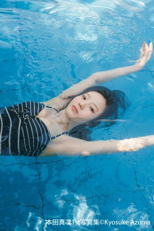 フィギュアスケーター・本田真凜、1st写真集から大胆美背中見せのストレッチシーン解禁 3枚目 | ニュース画像 | Deview-デビュー