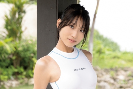 現役会社員の「ミスFLASH2023」グランプリ・井上晴菜、身長168cmのスレンダーボディをイメージDVDで公開 | ニュース | Deview-デビュー