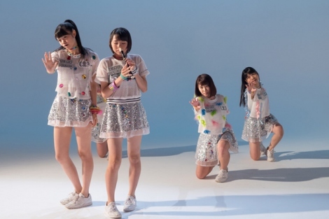 アップアップガールズ(2)、初シングル「二の足Dancing」のMV公開 制服姿とアイドル衣装がクロスする鮮烈な映像 12枚目 | ニュース画像 | Deview-デビュー