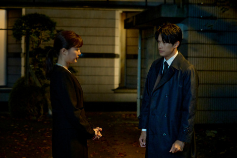 福山雅治×有村架純の“叔父姪バディ”が謎の殺人事件に挑む 映画『ブラック・ショーマン』場面写真一挙解禁 9枚目 | ニュース画像 | Deview-デビュー
